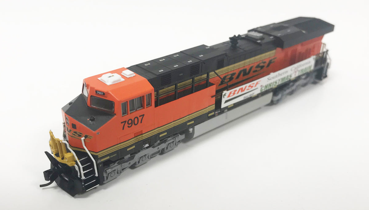N GEVO BNSF #7907 Christmas – Fox Valley Models